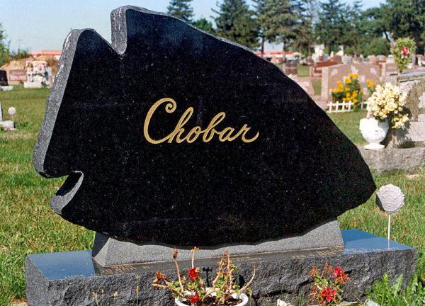 Black granite monument in arrow shape, gold painted letters - Peter ...